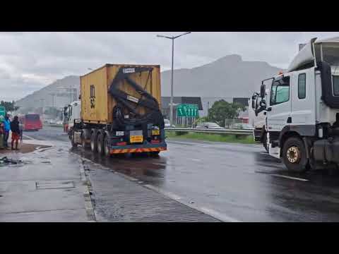 [En direct] Trois véhicules impliqués dans un accident à Montebello, près de Pailles. Gros embouteil