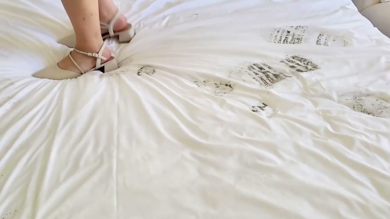 Dirty Boots & High Heels Trampling Bed - Two Girls Crush Pillows两个女孩分别用脏的黑靴和高跟鞋踩床和床上的枕头