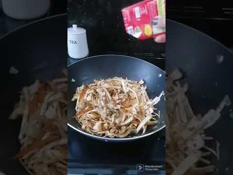 Easy Chicken Bihon Guisado with scrambled eggs and oyster sauce๐.