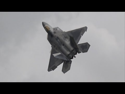 Watch an F-22A Raptor Strut Its Stuff at an Air Show