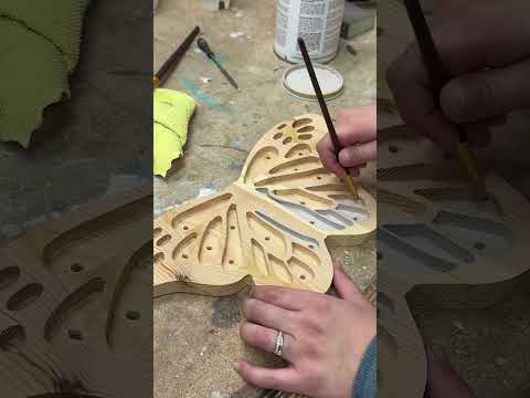 Artesanía y personalización: lámpara de madera hecha con Red Fox. 🦋💡