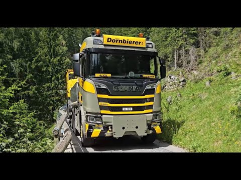 Bagger mit dem SCANIA R650 bei RhB Station Davos Laret verladen