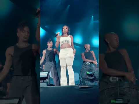 Aya Nakamura straight out of a Japanese manga | sunny and sexy hits