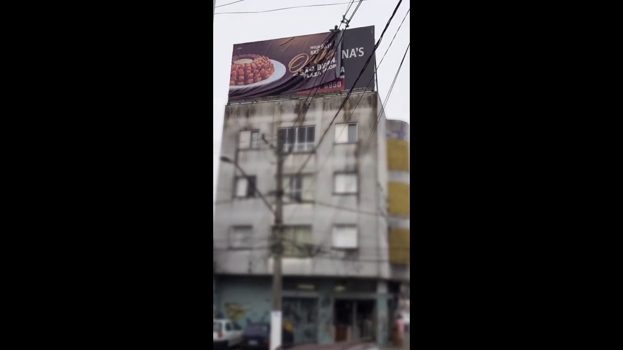 Instalação de painel de lona