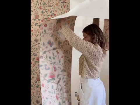 ✨ Watch how a simple wallpaper can completely transform your space!