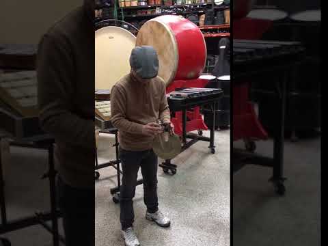 Bending Gong played in traditional Chinese Style