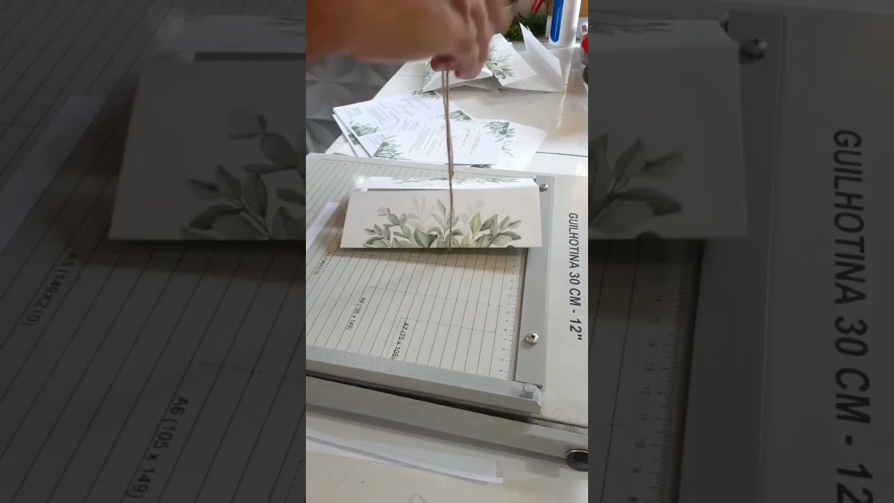 PRODUÇÃO de convite de casamento com estampa de folhas e cordão sisal