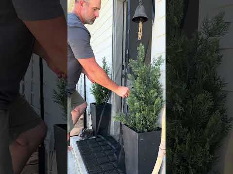 The Ultimate Summertime Hack: DuckĀ® Brand Hands-Free Magnetic Screen Door