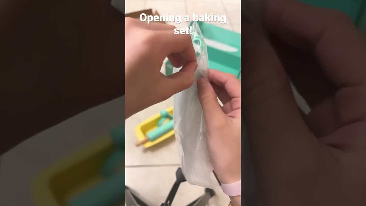 Opening a classic kids baking set!