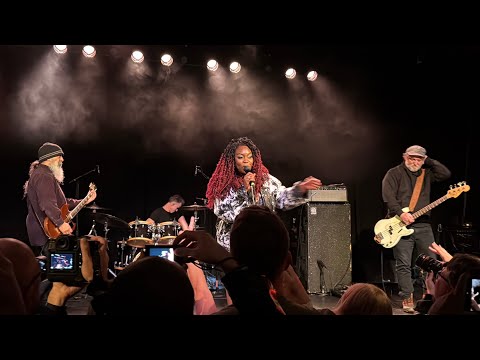 3 Iconic Grunge Bands With New Lead Singers