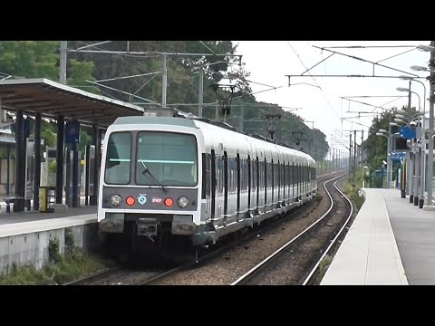 MI79 livrée Stif : Arrêt à la gare de Villeparisis Mitry le Neuf sur la ligne B du RER