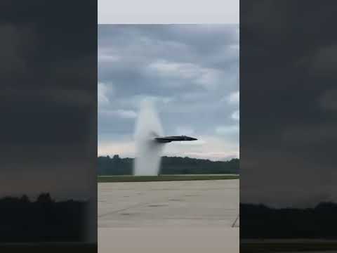 This is what faster than the speed of sound looks like (SONIC BOOM)