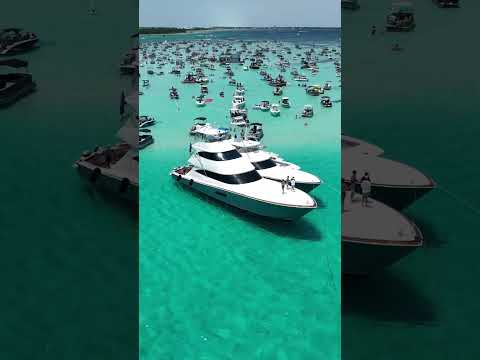 92’ & 72’ Viking Yachts and a Invincible in Destin #crabisland #destin #yacht #vikingyacht #girls