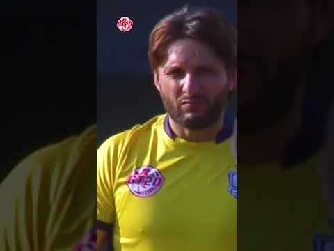 Nicholas Pooran smashes Shahid Afridi for a HUGE six down the ground