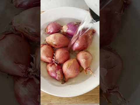 How to peel shallots in fastest record time 🧅 #howto #foodhacks #lifehacks # #veganrecipes #fyp