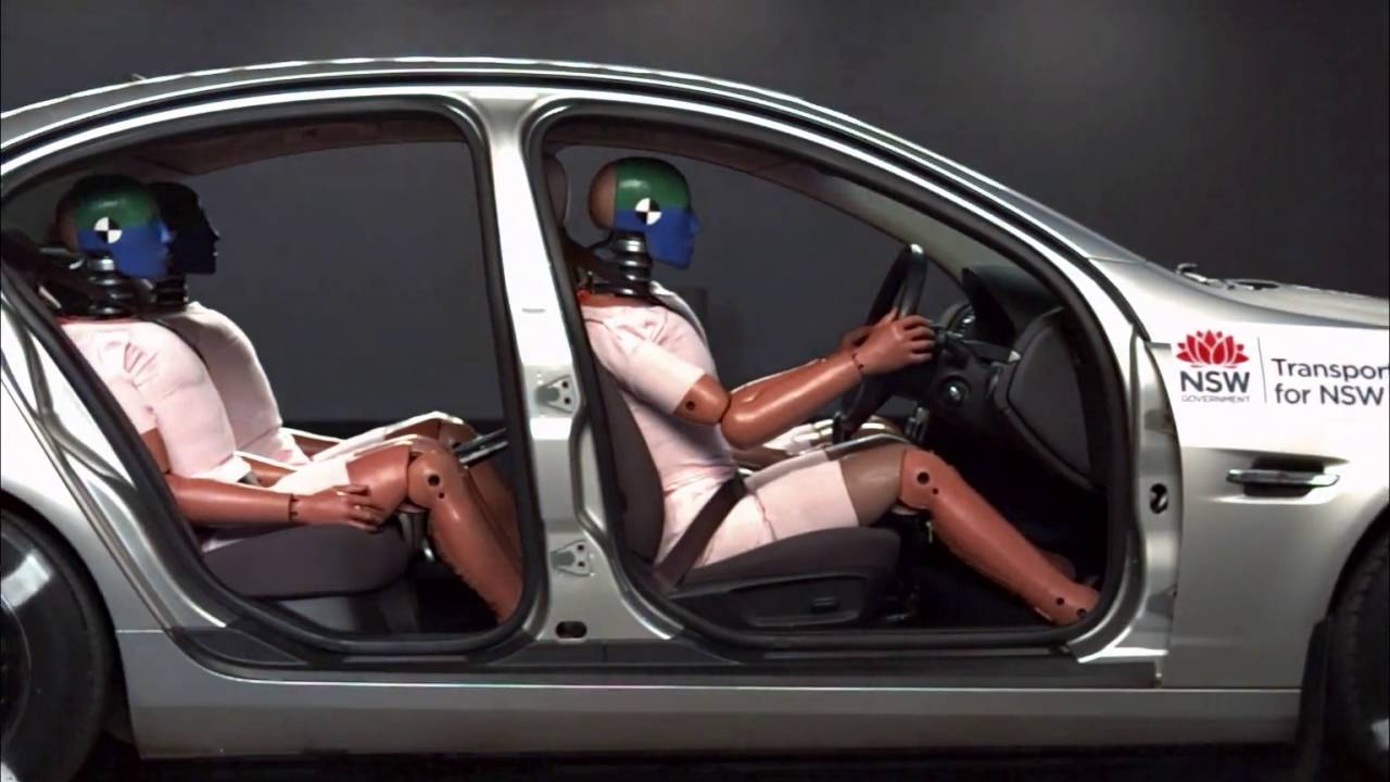 Crash Test - Belted vs Unbelted Passengers