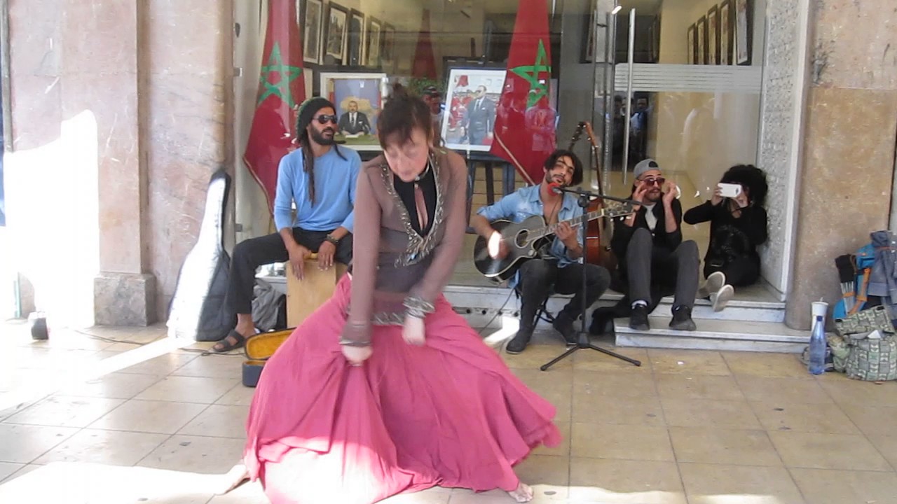 Street performance Myriam Joliot, guitare Maxime Hossini, Rabat, Morocco