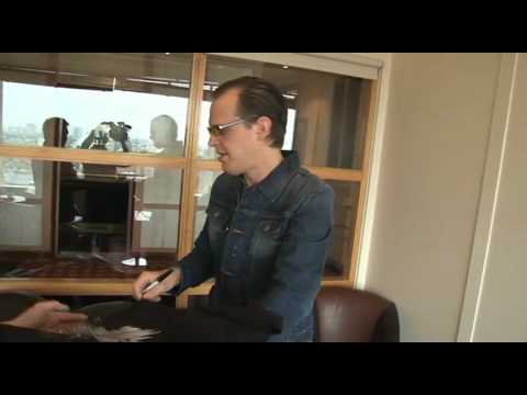 Joe Bonamassa T-shirt signing.mov