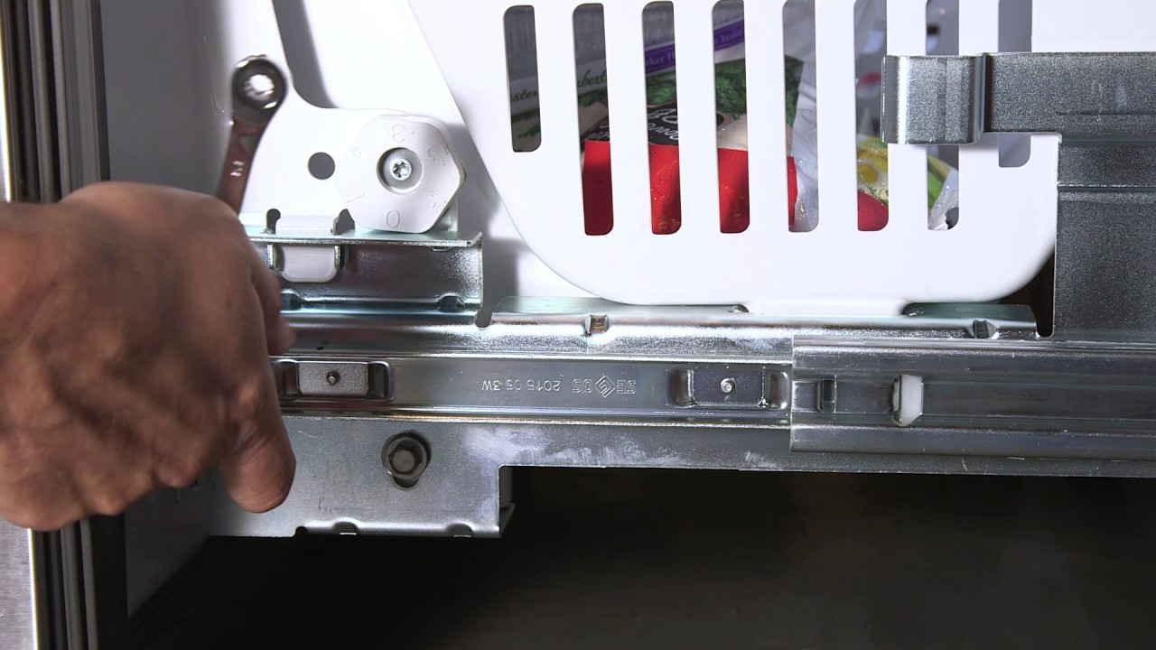 Freezer door adjustment – Bottom Freezer Refrigerators