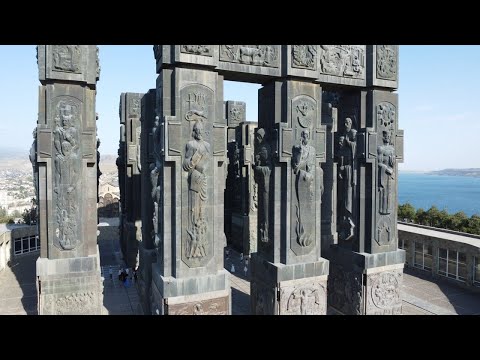 Panoramatický záběr z dronu na okraj Tbilisi, památník gruzínské historie a Tbiliské moře.