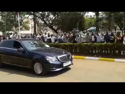 President Obama visits Kenyatta University and waves to a student.