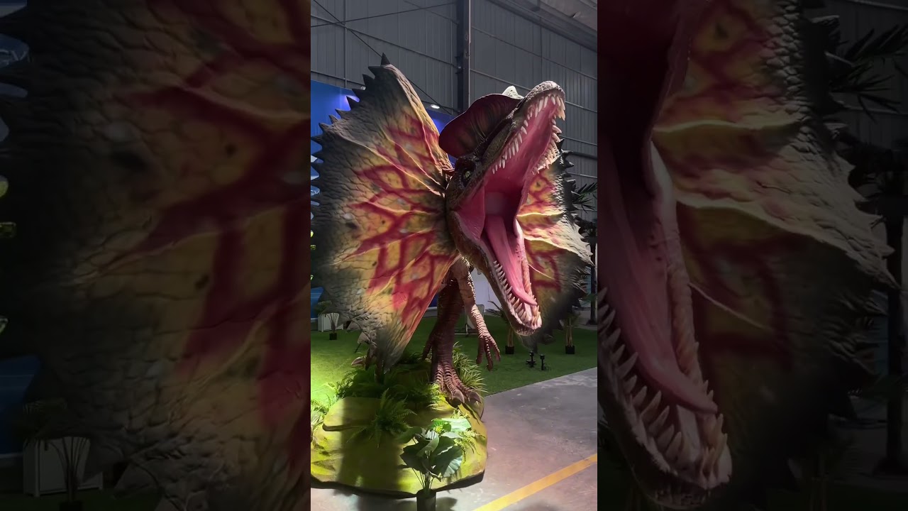 what a real pileum, cool Dilophosaurus #animatronicdinosaur #Dilophosaurus #amimatronicDilophosaurus