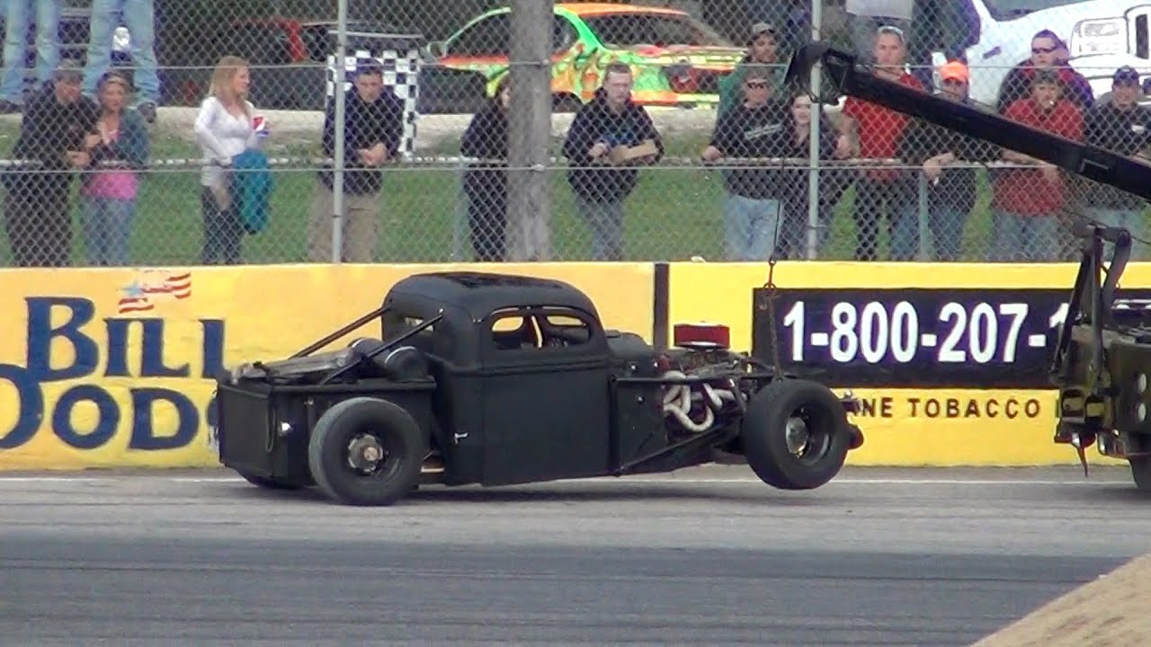 Good Guy Nissan 240SX Driver Rescuing Crashed Rat Rod Rival - autoevolution