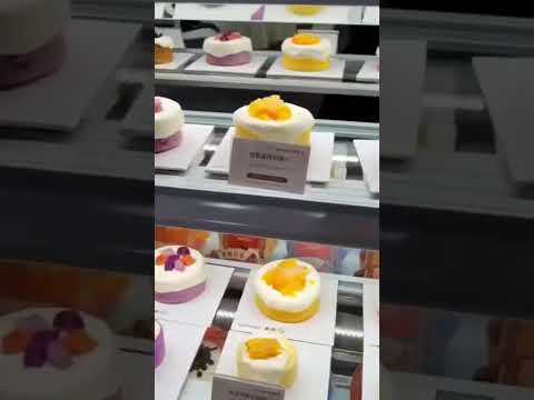 THIS CAKE SHOWCASE IS WHAT YOU NEED TO DISPLAY YOUR CAKES. #bakesquad #icingcakes