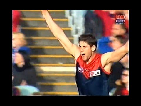 Jeff White kicks the sealer - Melbourne - 2002 Rd 20 v Western Bulldogs - MCG - AFL