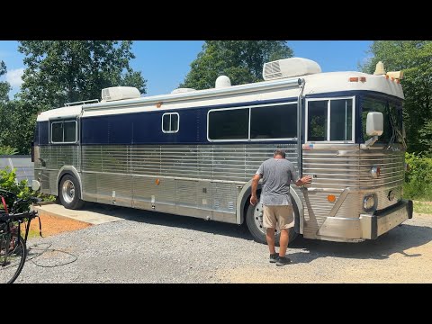 Very bad brakes! And ASMR detroit diesel sounds driving the bus!