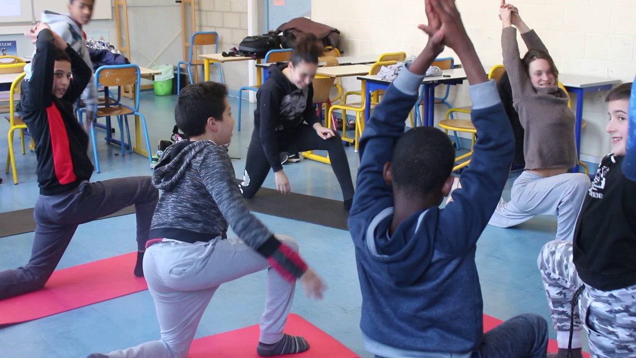 Séance de yoga au collège Travail Langevin de Bagnolet 1/2