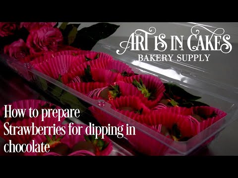 How to prepare strawberries before dipping in chocolate