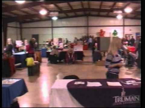 Hundreds come out to find a job