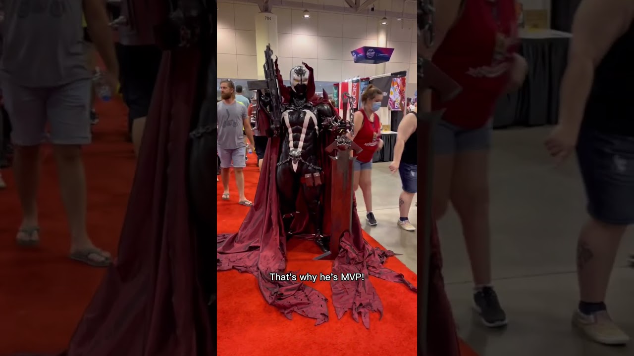 EPIC Spawn Movie Cosplay at Comic-Con!! 🤯🤯🤯 #shorts #spawn #spawncosplay