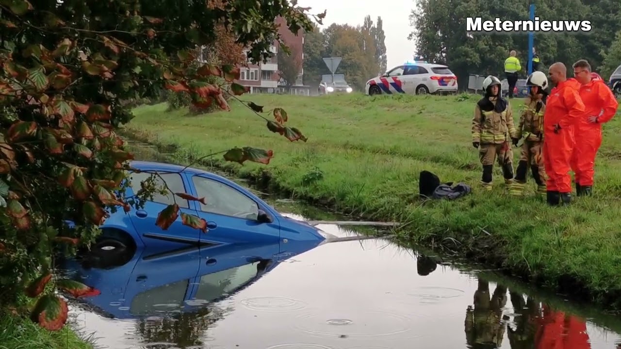 Auto rijdt water in op afrit A28 Hoogeveen(Video)