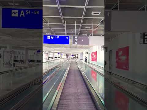 Frankfurt Airport Germany | Horizontal Elevator to Boarding Gate ๐โ๏ธ๐๐ณ #shorts #airport #anibrovlogs