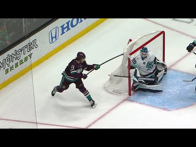 Michigan: Connor Bedard vs Trevor Zegras Michigan goal: Who did it better?