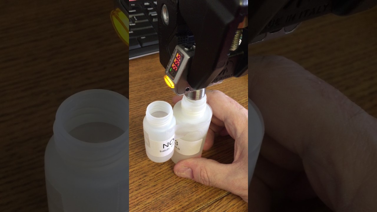 Banner Engineering Q4X Sensor Detecting Clear Liquid in a Semi-Transparent Bottle