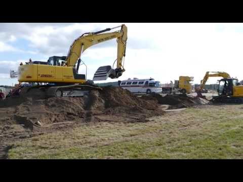 New Holland E265C & E75C at Load up North 2014