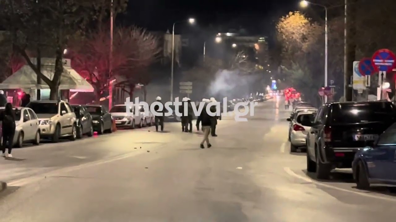 Θεσσαλονίκη: Επίθεση κουκουλοφόρων σε δυνάμεις των ΜΑΤ έξω από το ΑΠΘ ...