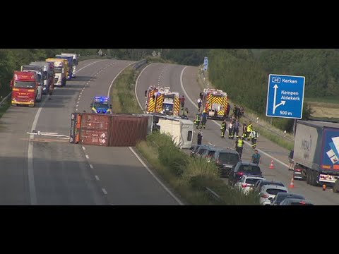 Gefahrgut - LKW durchbricht Leitplanken auf der A40
