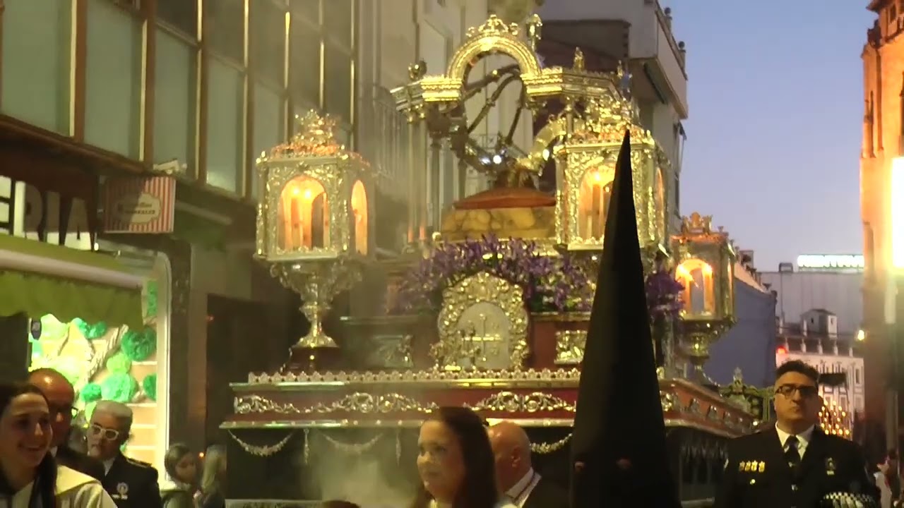 Valdepeñas vive con recogimiento y solemnidad la procesión del Santo Sepulcro.