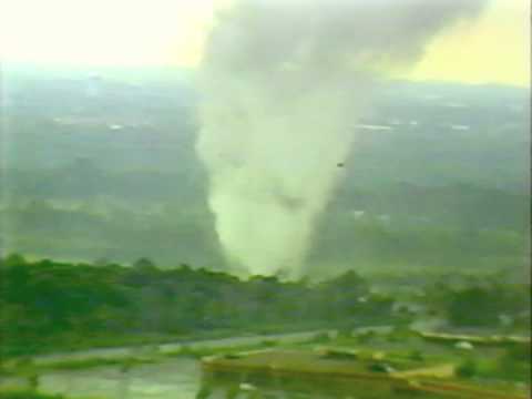 Storm Chaser Captures Stunning Footage of Tornado With Drone – SySyPhoTo