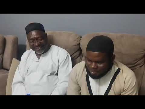 Sheikh Abdul Rahman Ibn Saide e os seus colegas de carteira,fazem prece(oração)para o seu professor.