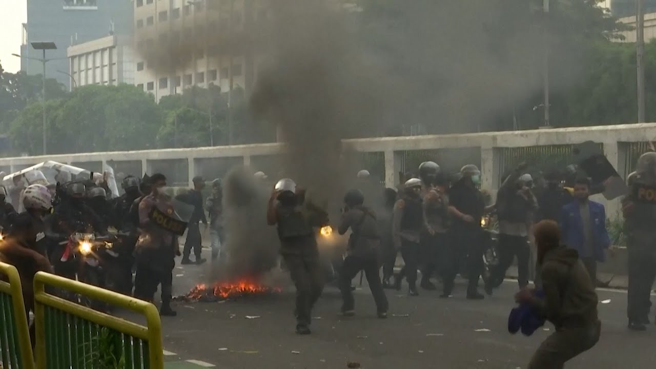 Police fire tear gas, water cannon at students protesters in Jakarta