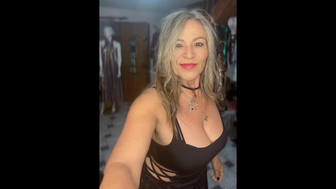 piabellabella | Natural Older Woman Over 50 : Retro Allure & Enduring Charm.