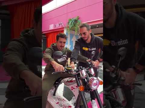Marco Versace explaining the controls in Italian!