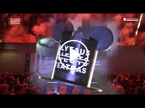 Žiūrovus teatras pasitiko ištiesdamas raudoną kilimą.(Festivalio COM•MEDIA atidarymo įrašas)