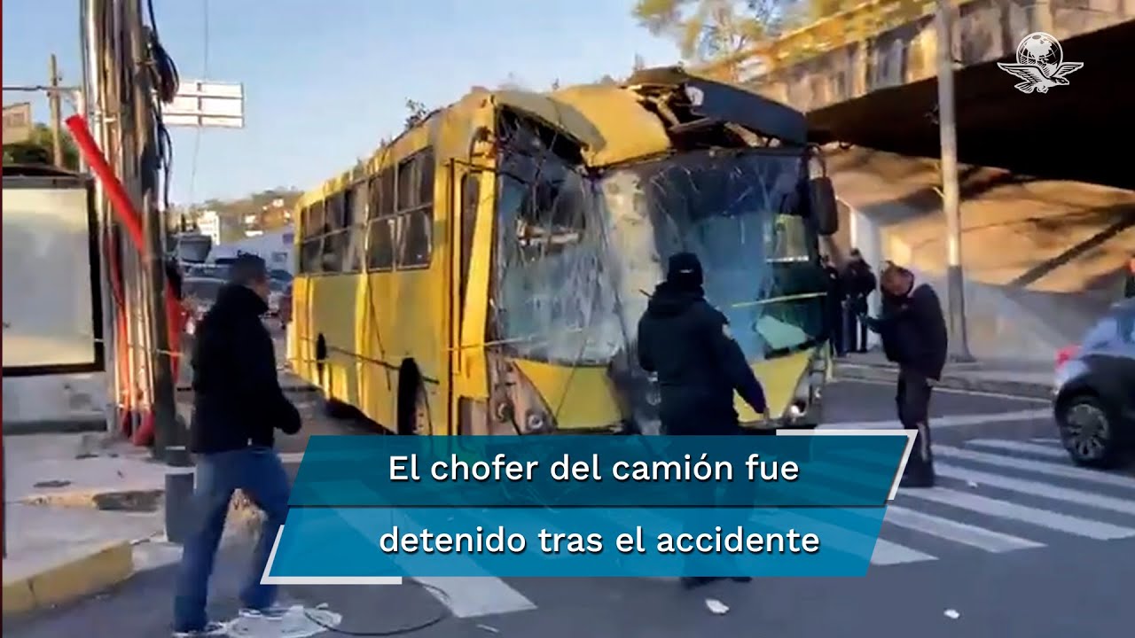 Camión se queda sin frenos y se impacta contra dos postes; daña nueve coches
