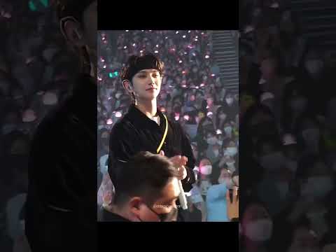 A carat gave joshua flowers 🥺such a babygirl omg #joshua #seventeen #caratland #carat